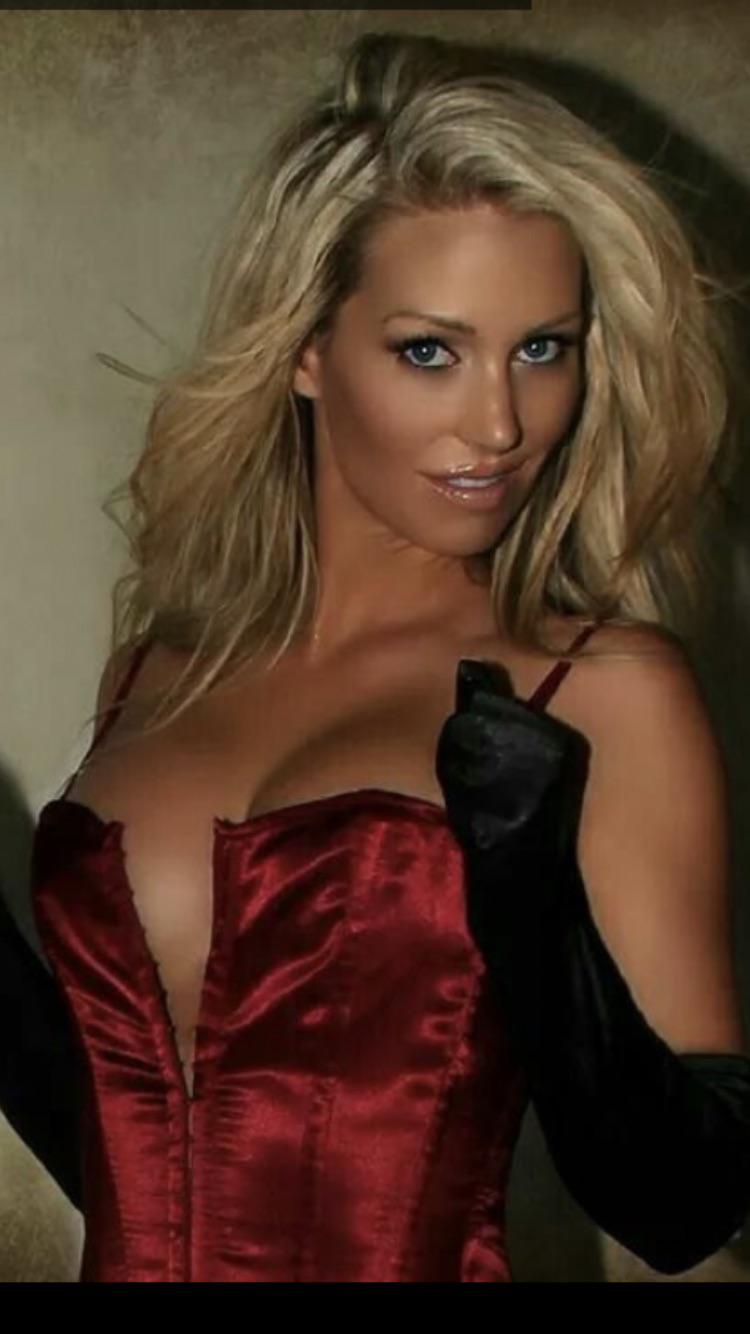 Elle Johnson | Scrolller