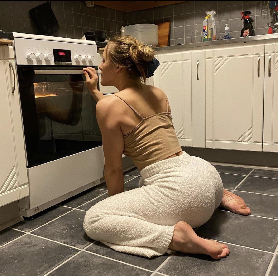 Ellen sfw | Scrolller