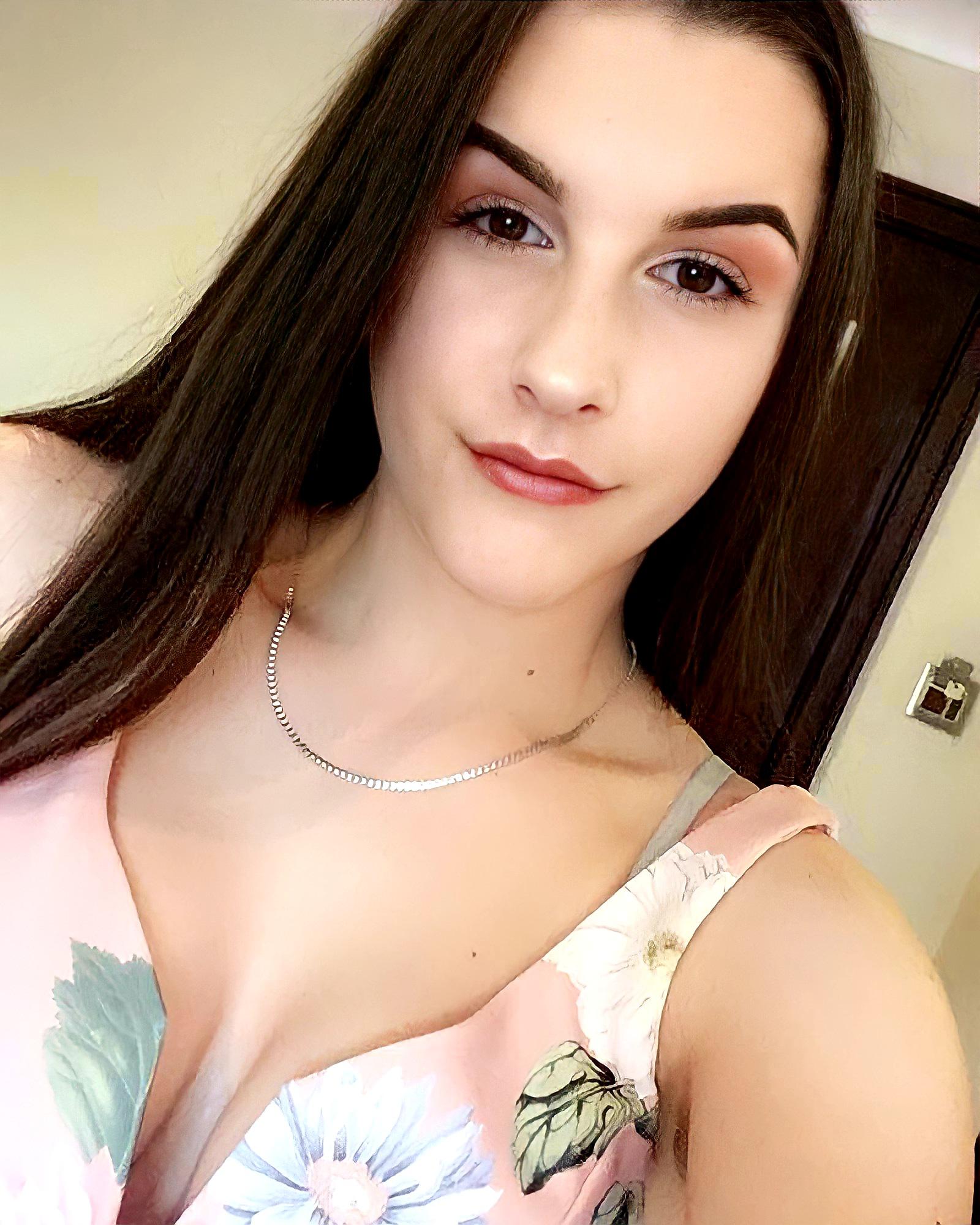 Ellie 💦 | Scrolller