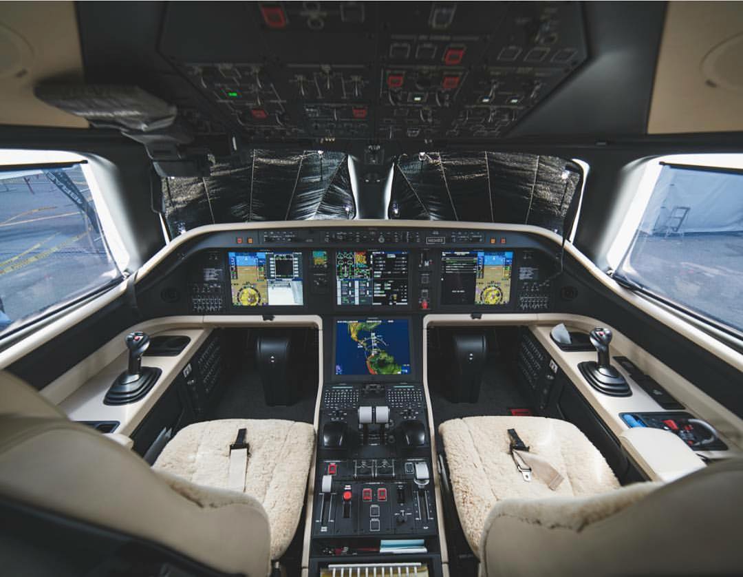 Embraer Legacy 450 cockpit | Scrolller