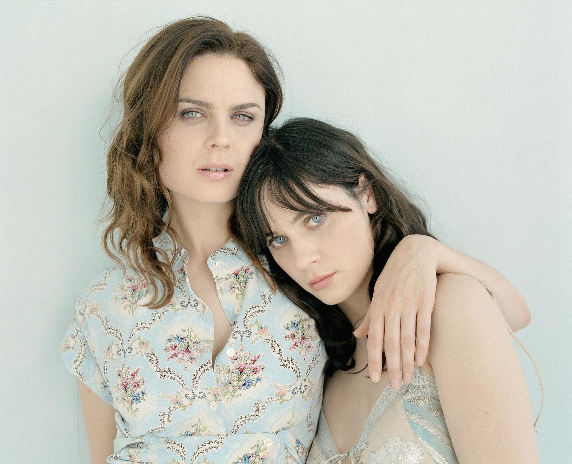 Sibling Rivalry: Emily Deschanel vs Zooey Deschanel | Scrolller