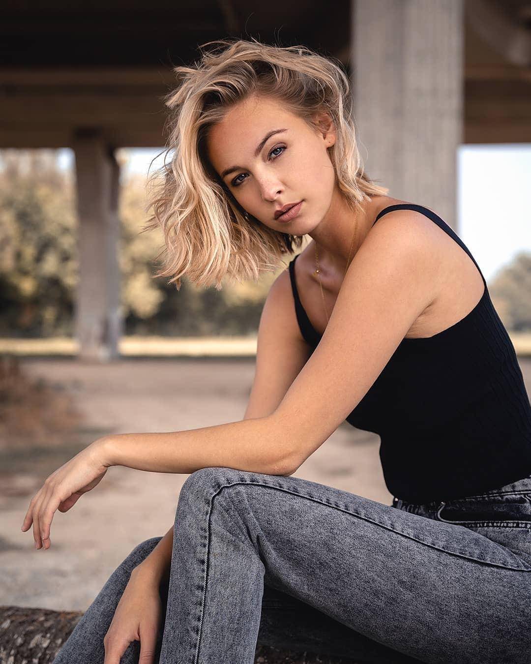 Emily Looking Great | Scrolller