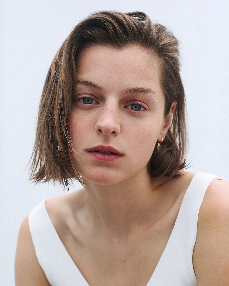 Emma Corrin [irtr] portrays the role of Princess Diana in The Crown 👑 | Scrolller
