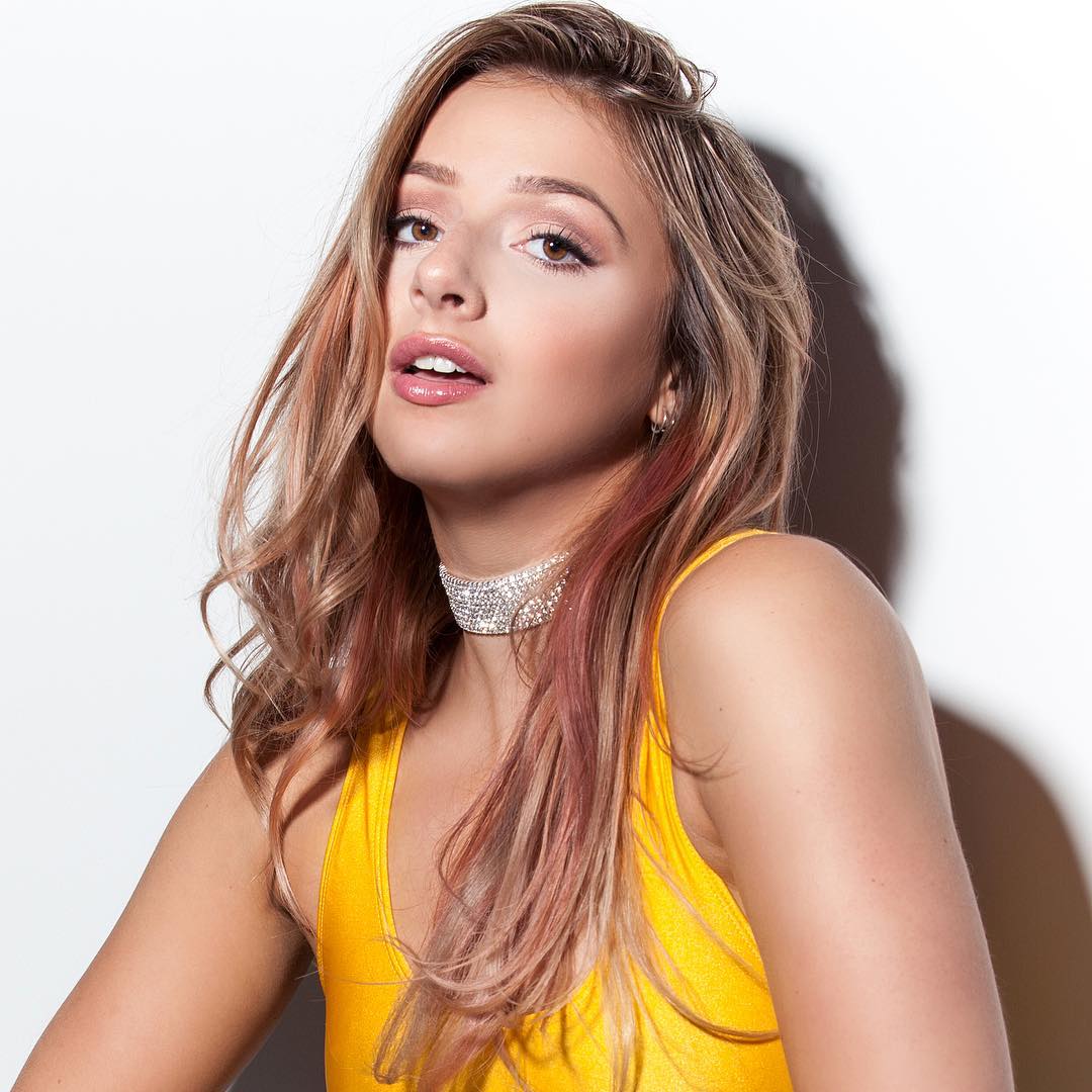 Emma Heesters | Scrolller