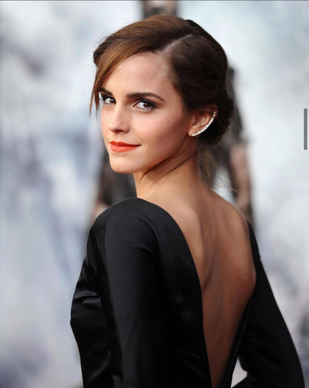 Emma Watson - Her looking back at me... | Scrolller