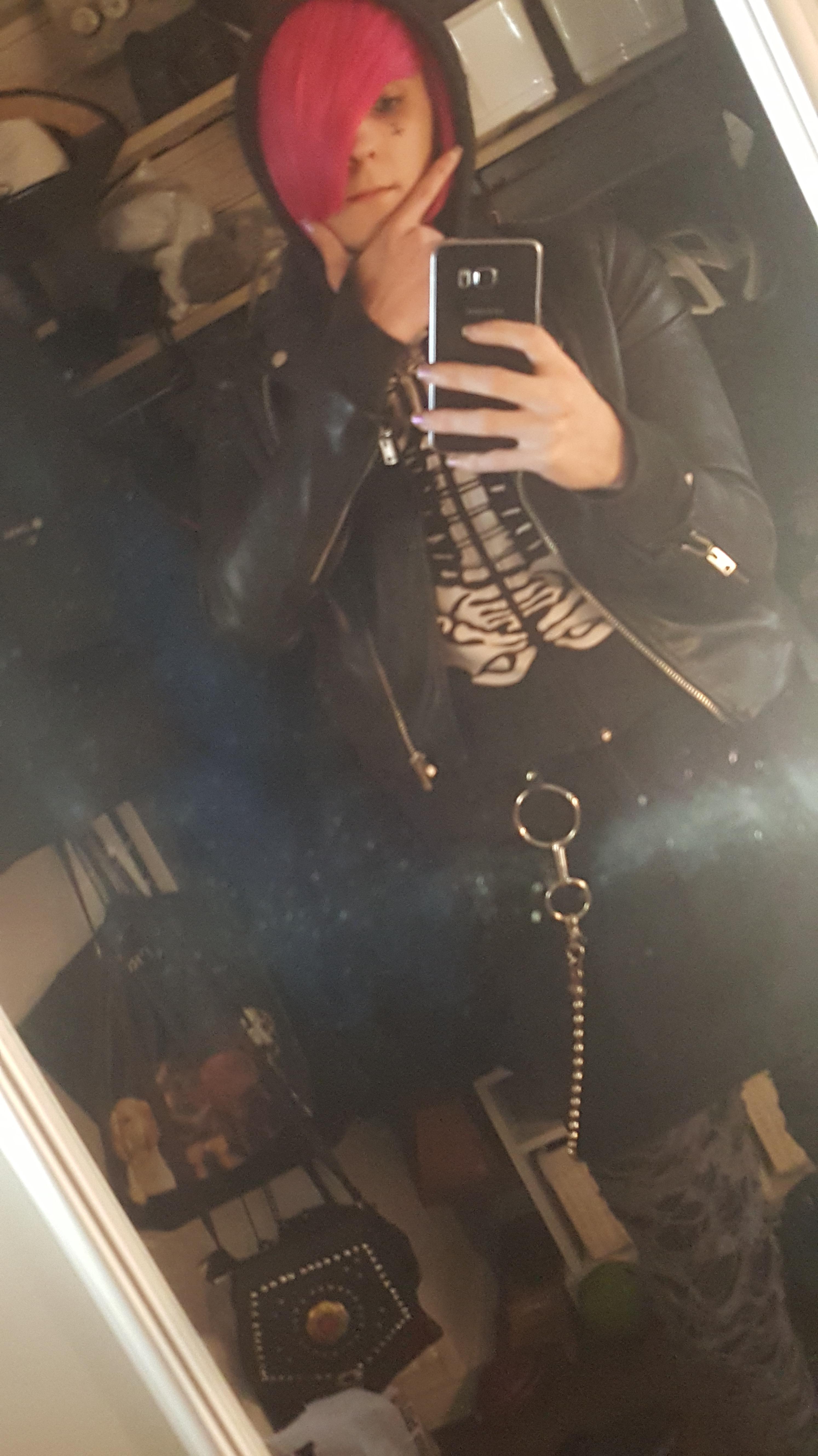 Emo girls first ever selfie | Scrolller