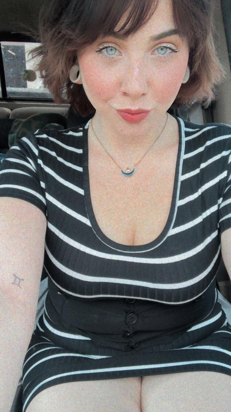 Emo in the office 🖤 | Scrolller