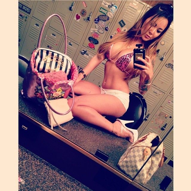 Eve bbk in the locker room | Scrolller