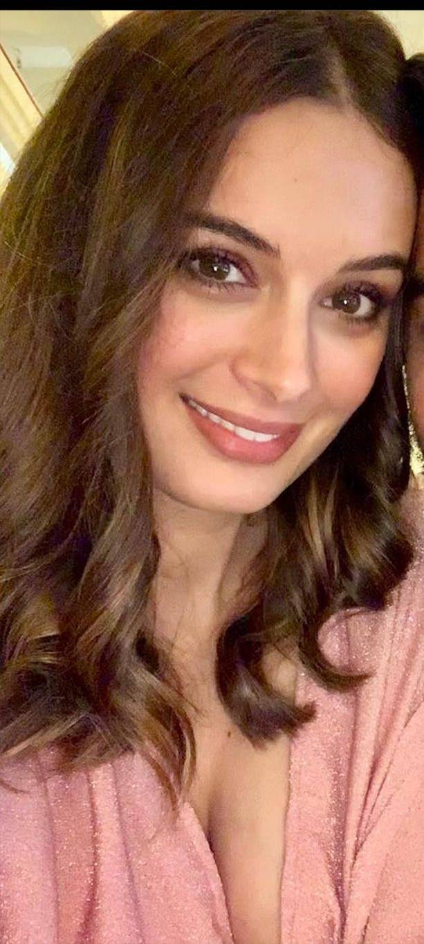 Evelyn Sharma | Scrolller