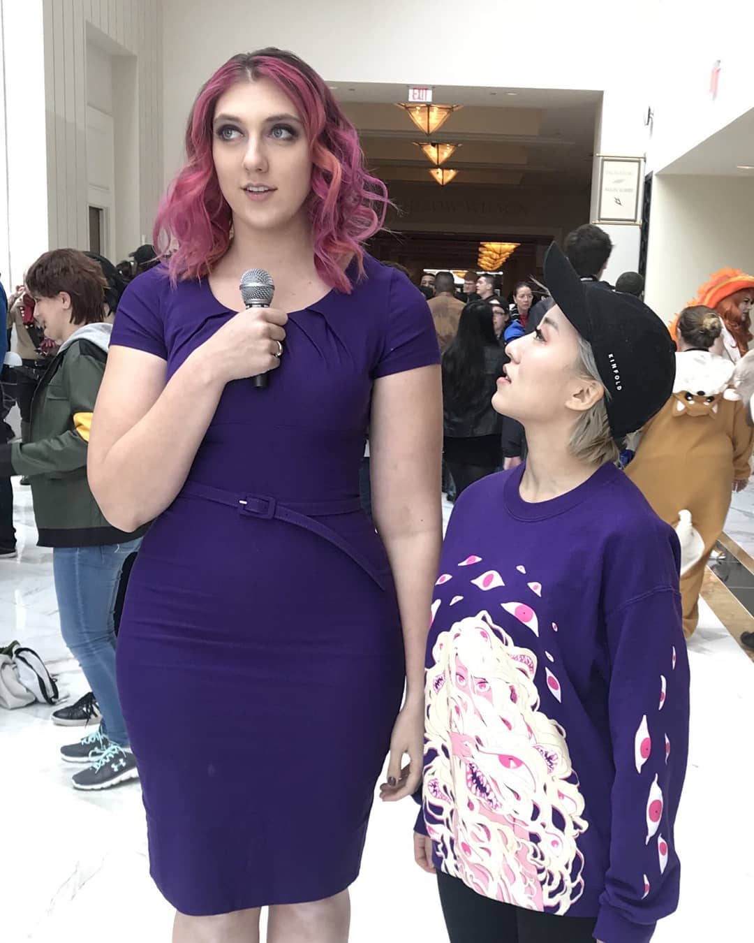 even the girls gotta stop and crane their necks up | Scrolller