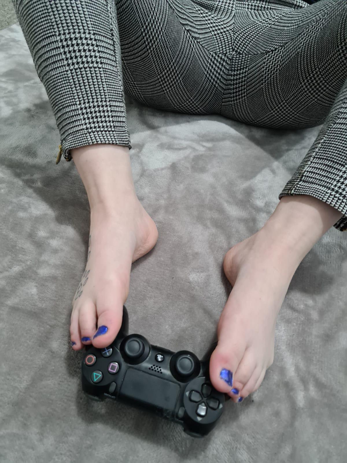 Everyone loves a gamer girl ;) | Scrolller