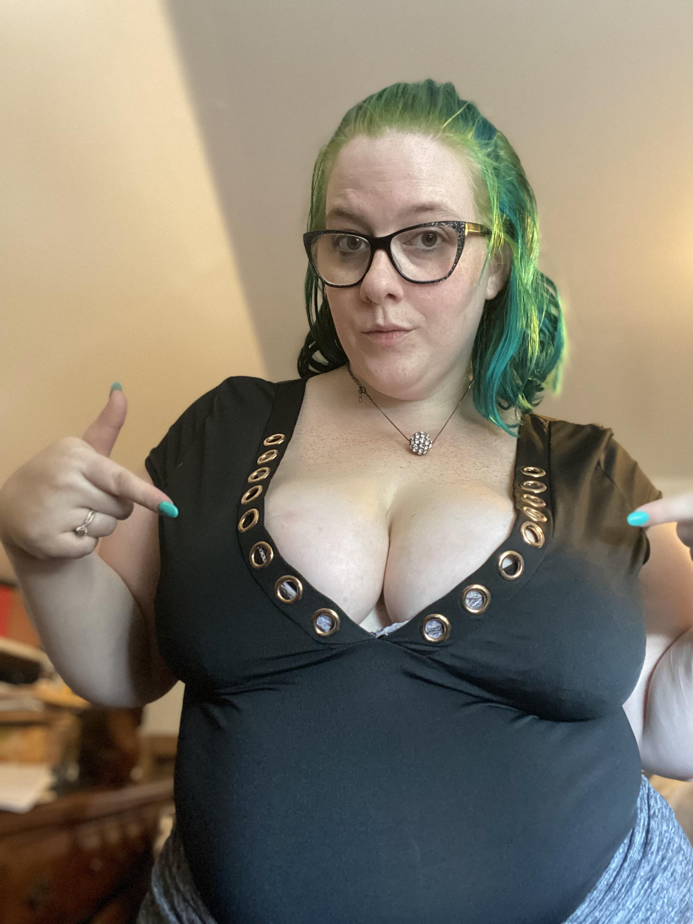 Excuse me sir, stop staring at my eyes. My boobs are down here. 😉 | Scrolller