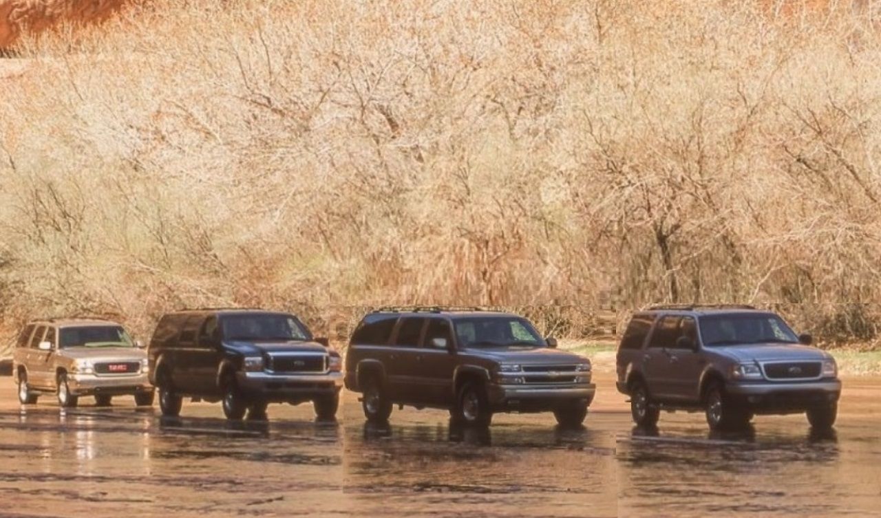 Expedition, Suburban 2500, Excursion and Yukon in Canyon de Chelly | Scrolller