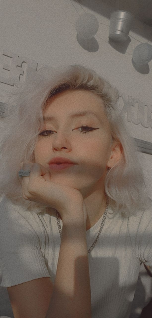 F/19 I felt so powerful with my hair parted to the side | Scrolller