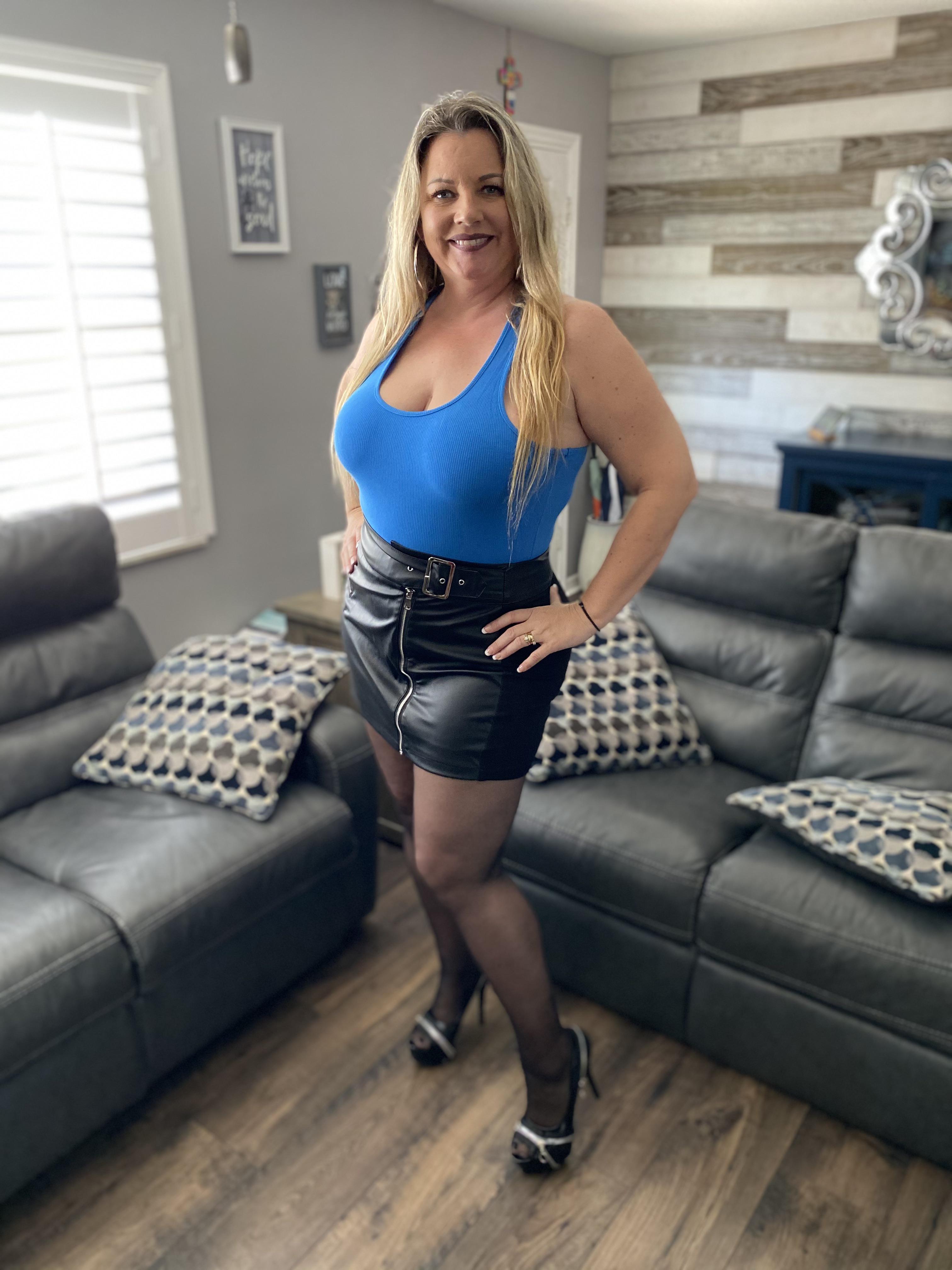 (F)48 thick milf in leather | Scrolller