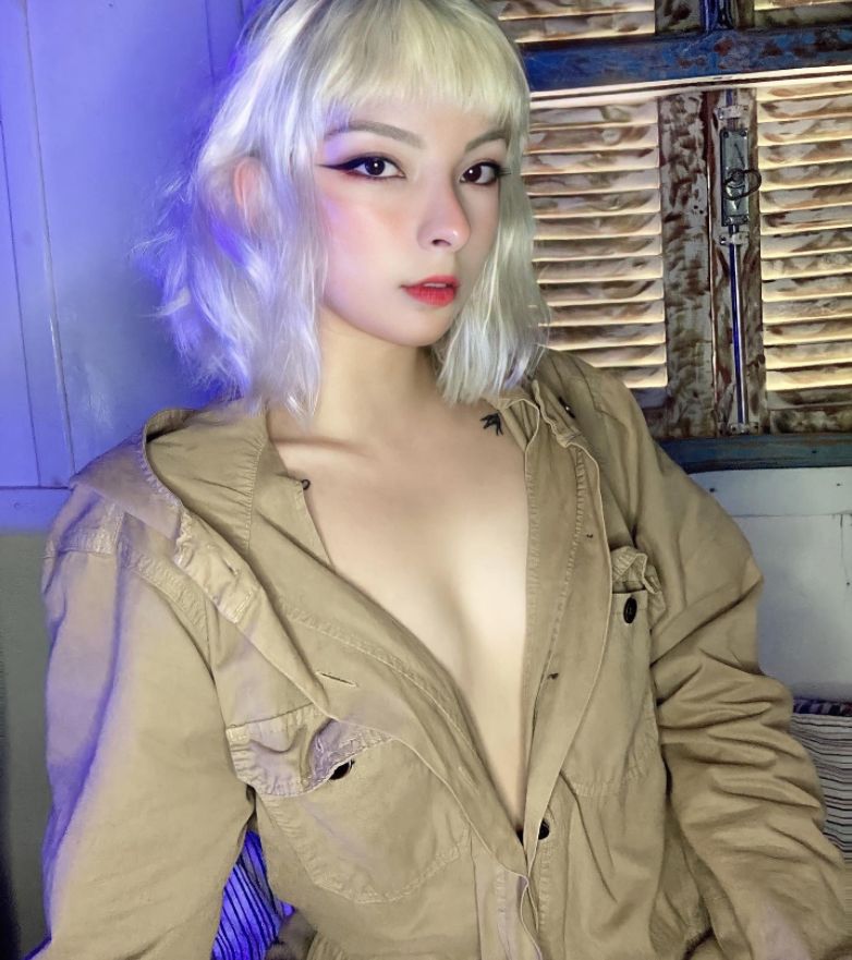 [f] Do you want to see me without the coat? | Scrolller