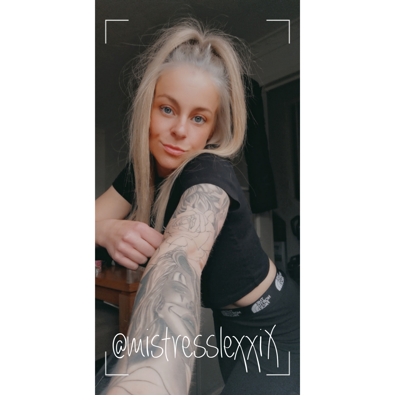 [F] [DOMME] I know your there stroking that pindick over me - hypnotised by my perfect crystal ...