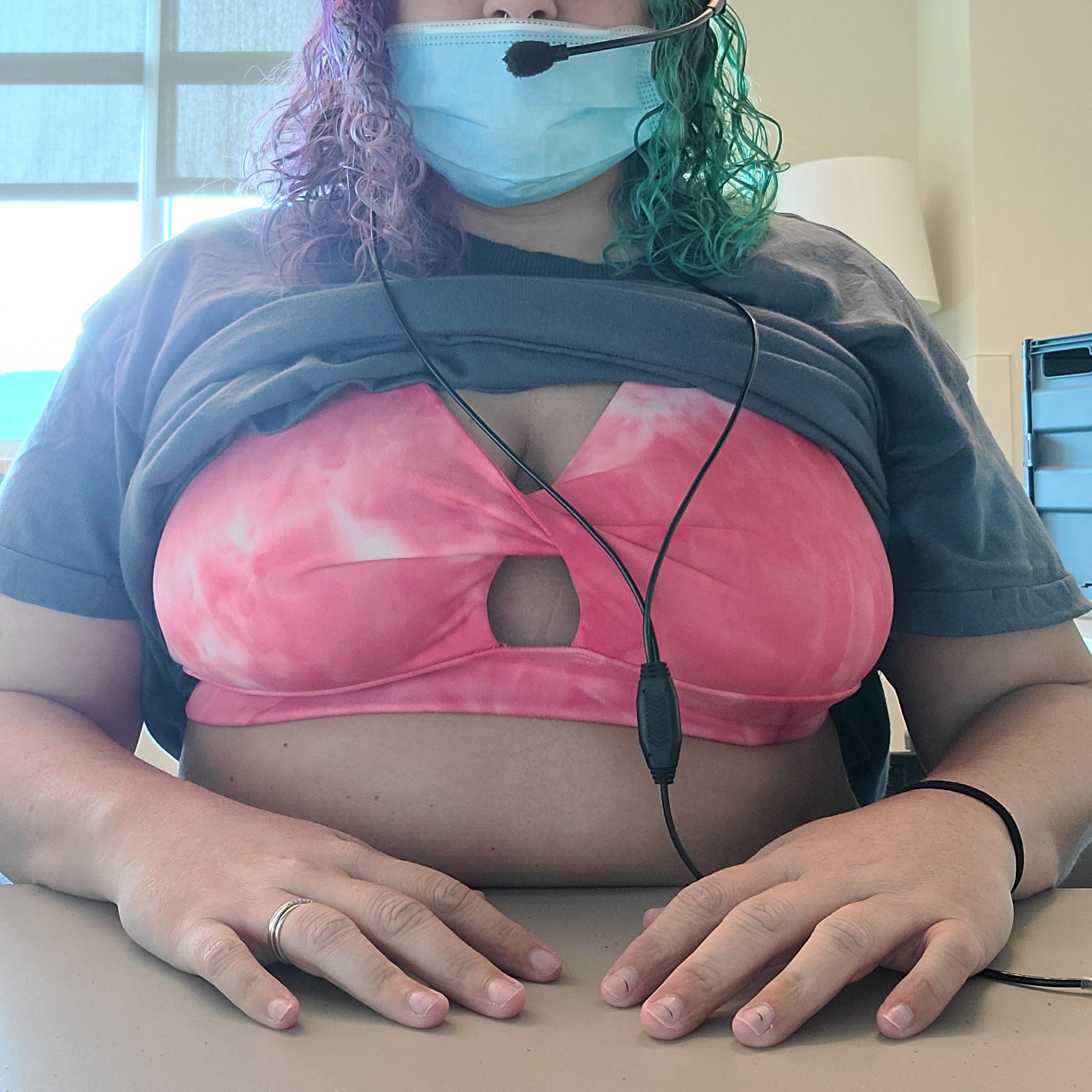[F]eeling frisky at work | Scrolller