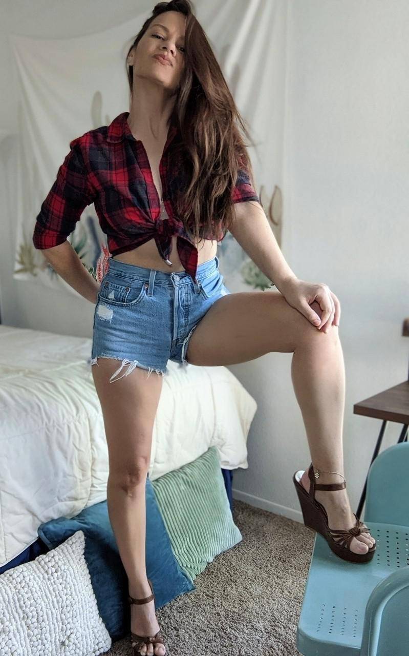 (F) West coast Daisy Duke 🌼😘 | Scrolller