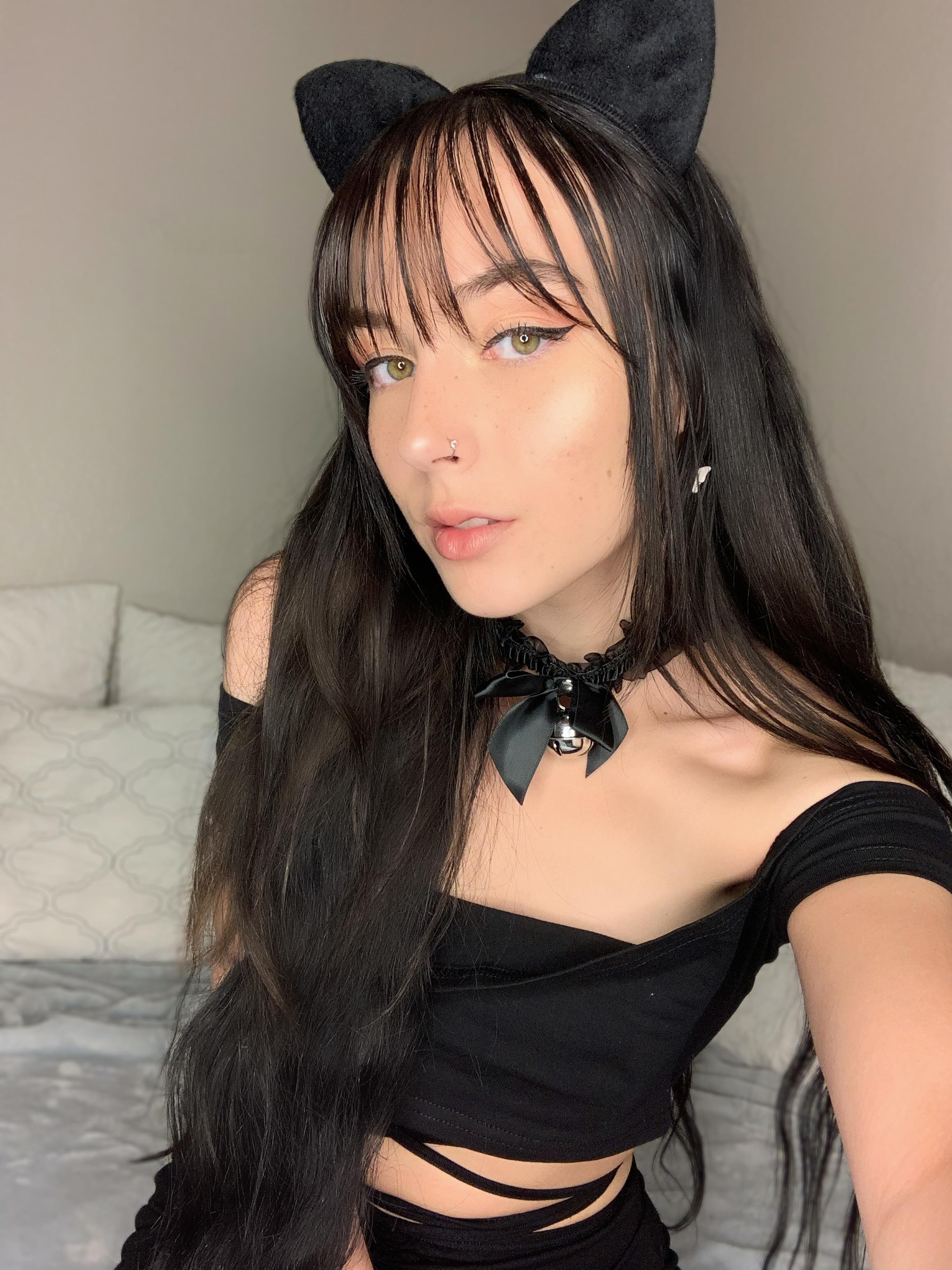 (F19) am i hot as a kitten? | Scrolller