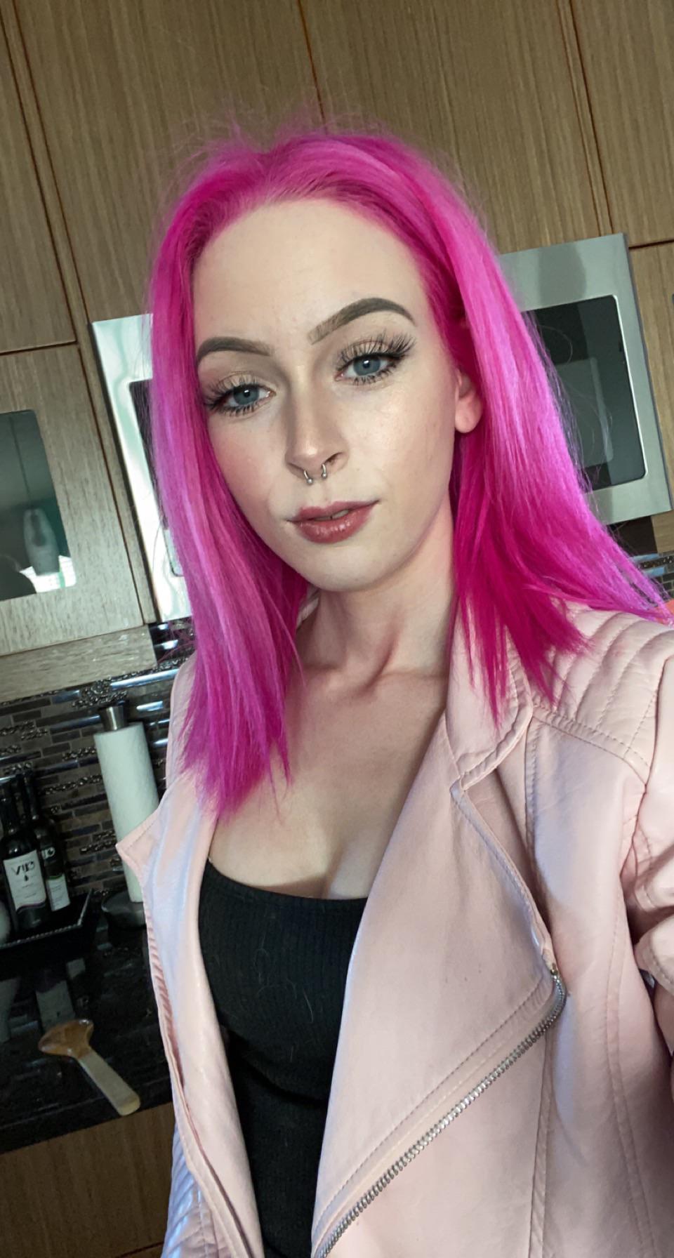 {F22} One could say my favourite colour is 💕 😉 | Scrolller