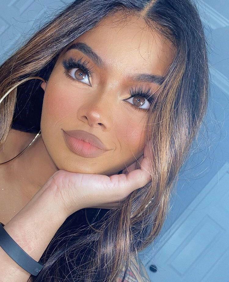 Face vs hand | Scrolller