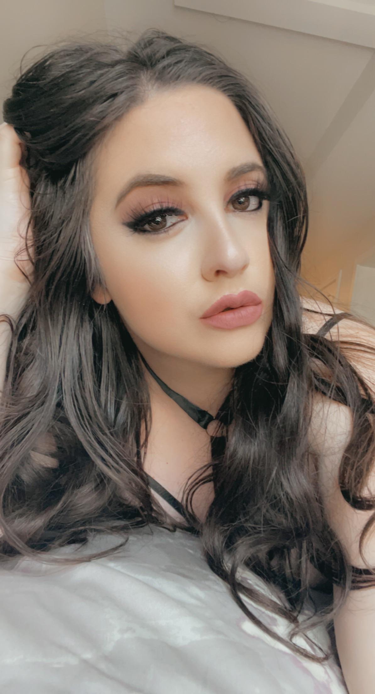 Fall in love with me with just a simple gaze into my eyes | Scrolller