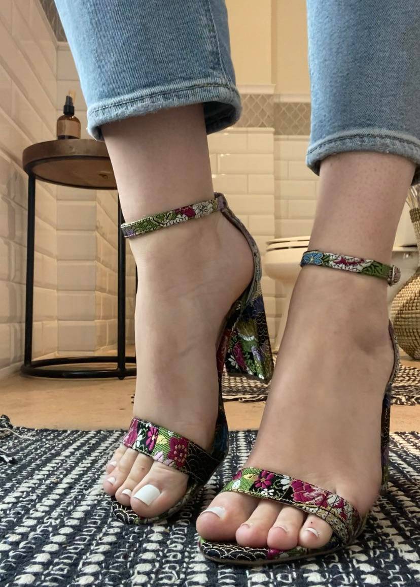 fancy feet | Scrolller