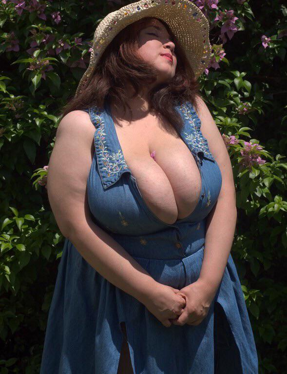 Farmer girl (Diana 34HH) | Scrolller