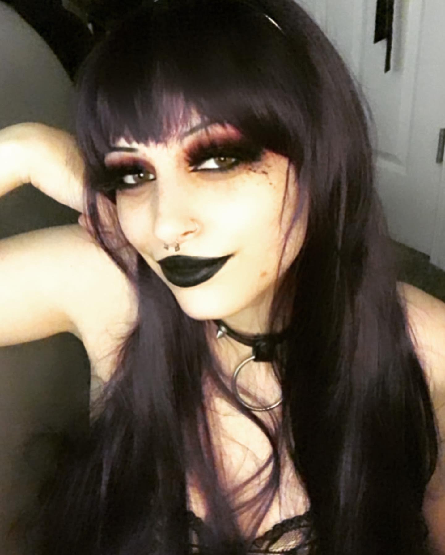 feelin pretty in purple 🖤 | Scrolller