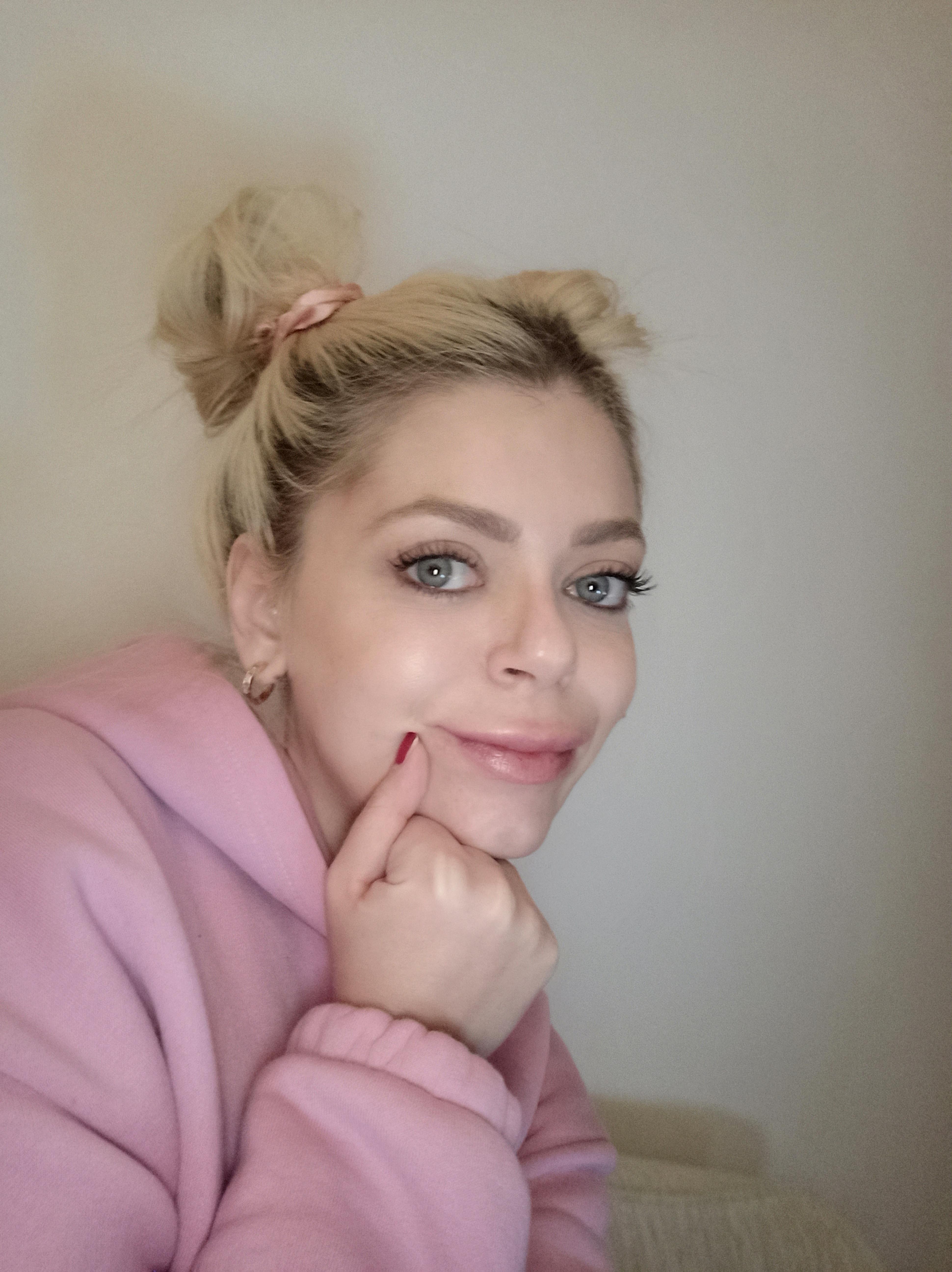 Feeling cute!!🌺 | Scrolller