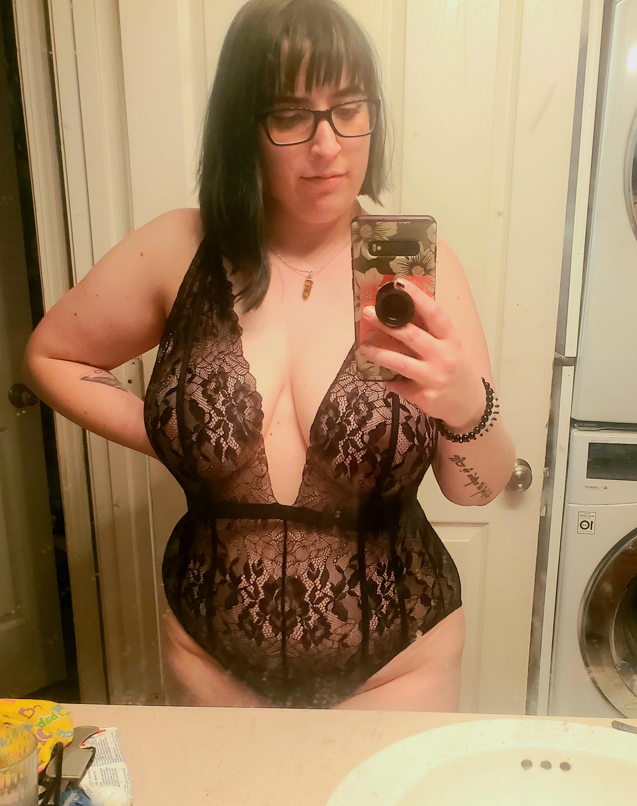 Feeling cute and lonely | Scrolller