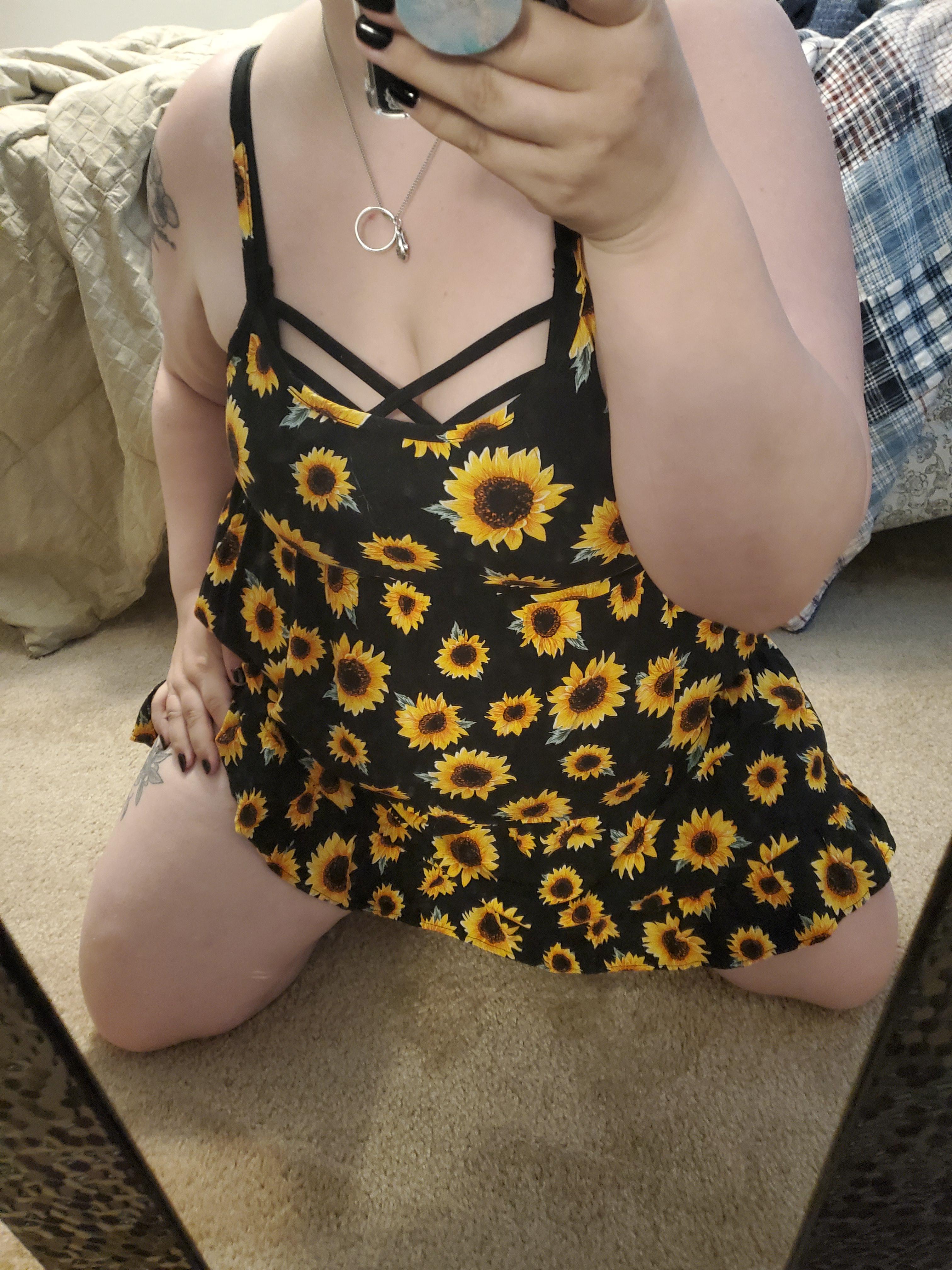 Feeling cute in my sunflowers | Scrolller