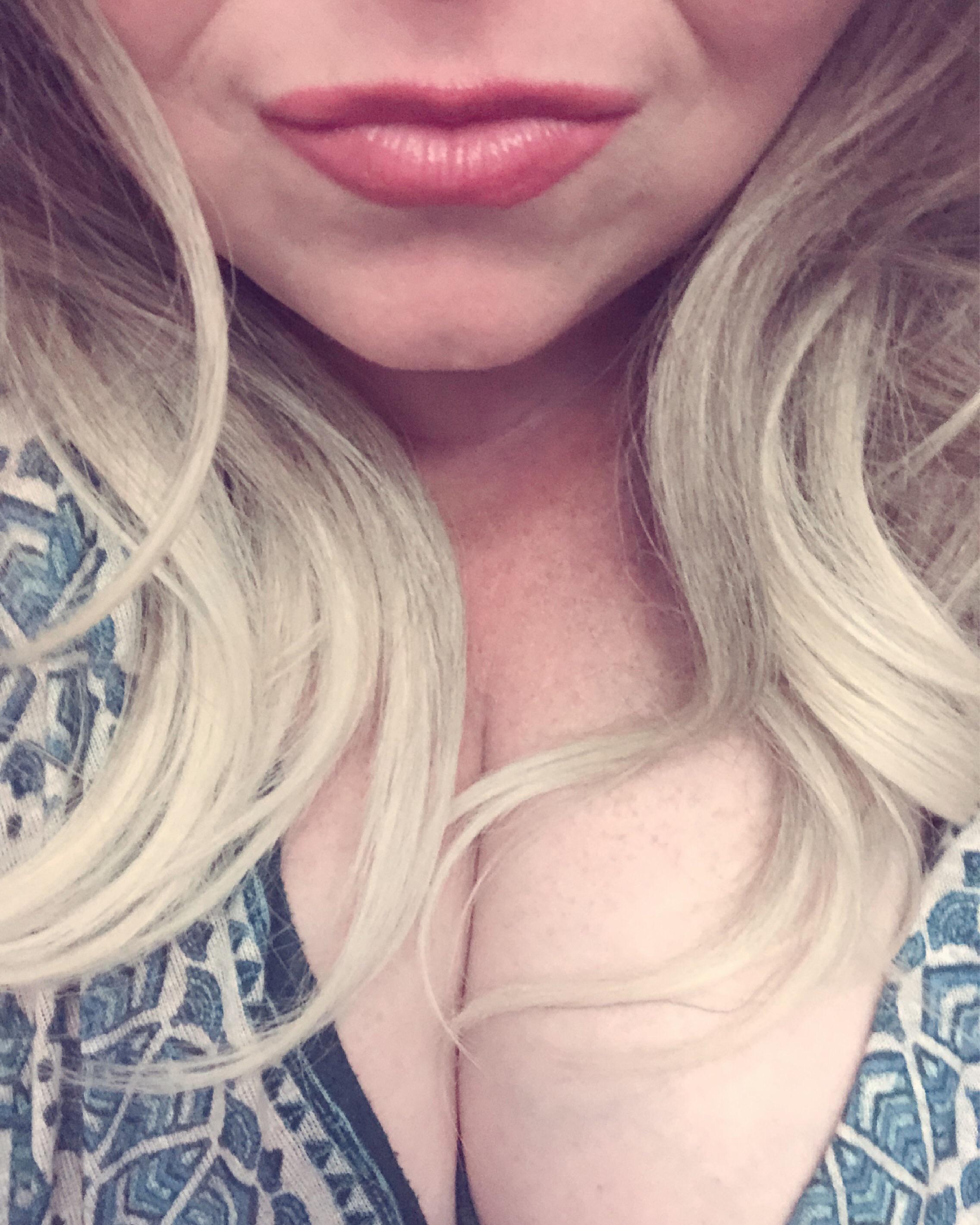 Feeling hot & loving it 🍒💋[OC] | Scrolller