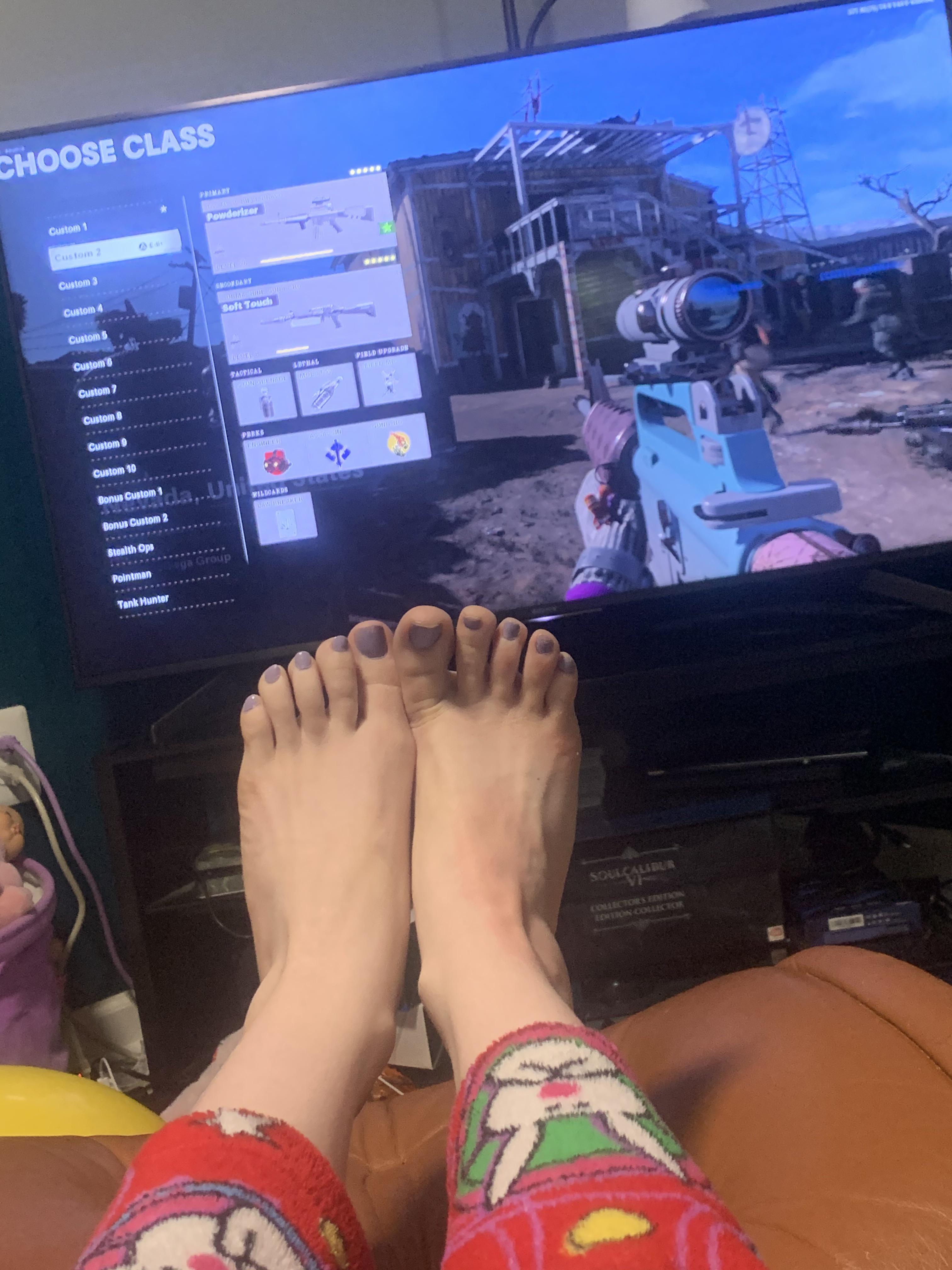 Feet up and gaming! | Scrolller