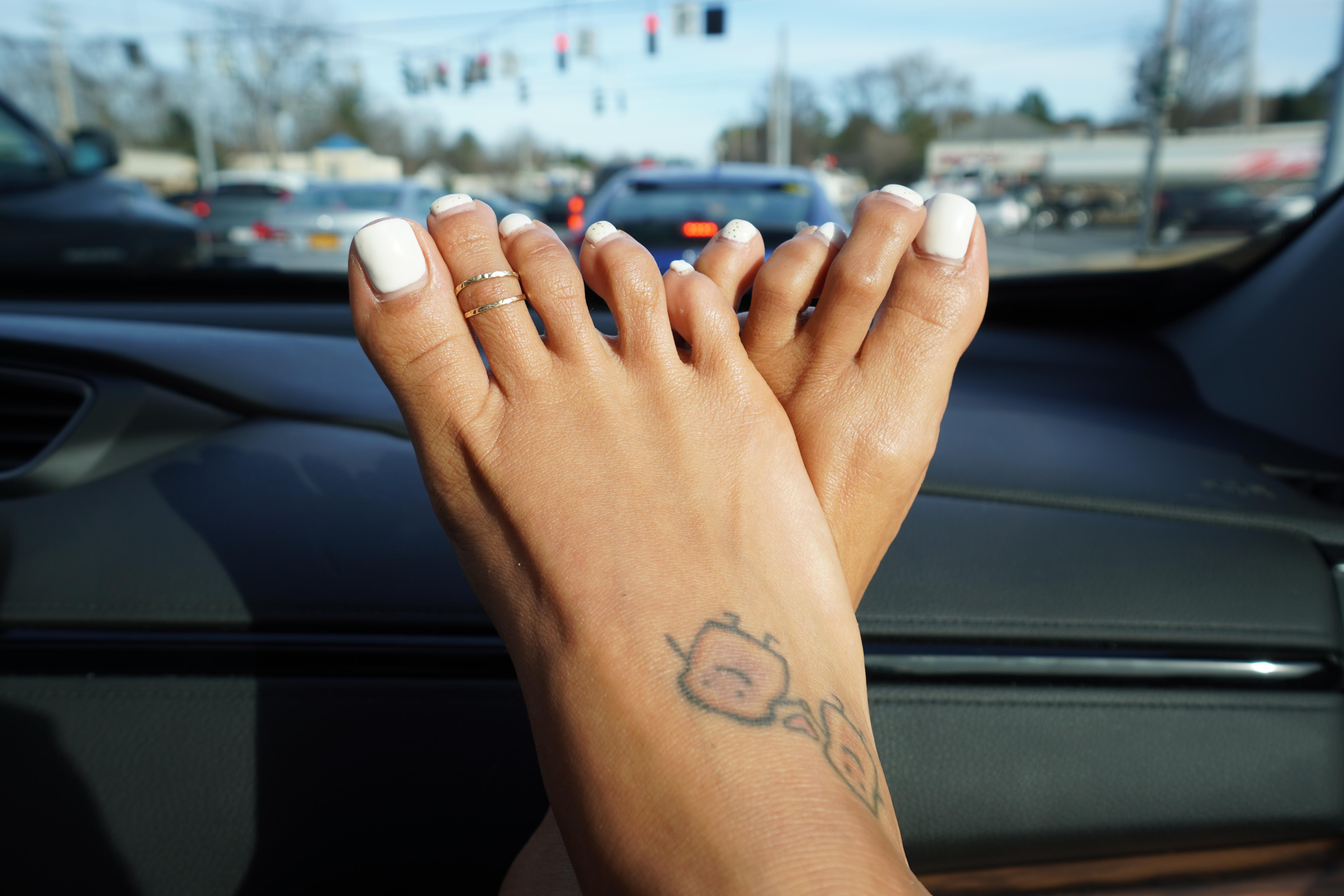 Feet up on the dash | Scrolller