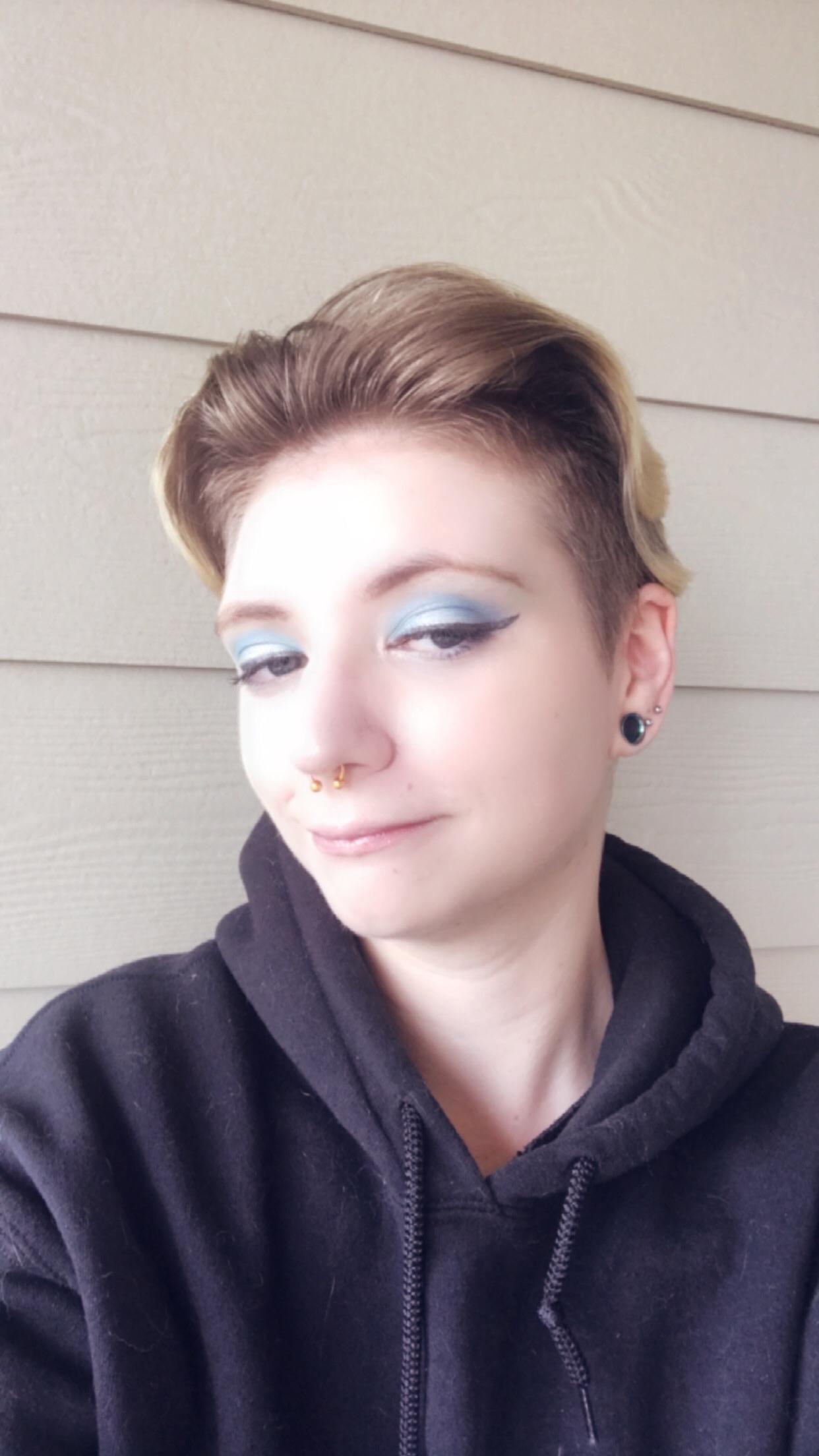 Felt like doing my makeup [over 18] | Scrolller