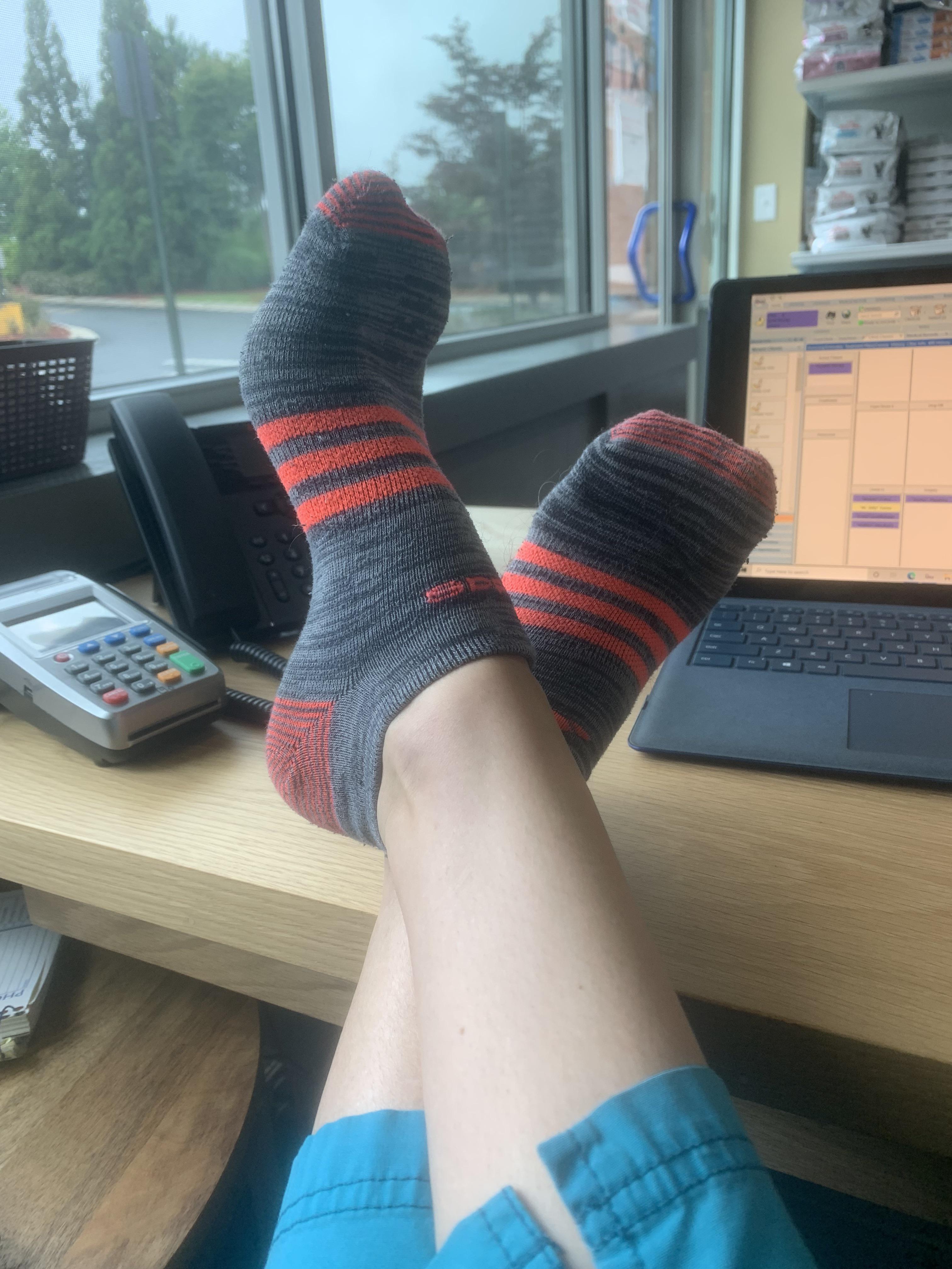 [female] A quick break at work for your arched goddess, how would you like to take a sniff? 😈😈 ...