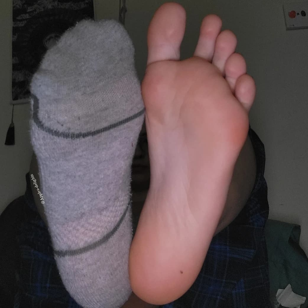 [Female] Want to help me put on my other sock? | Scrolller