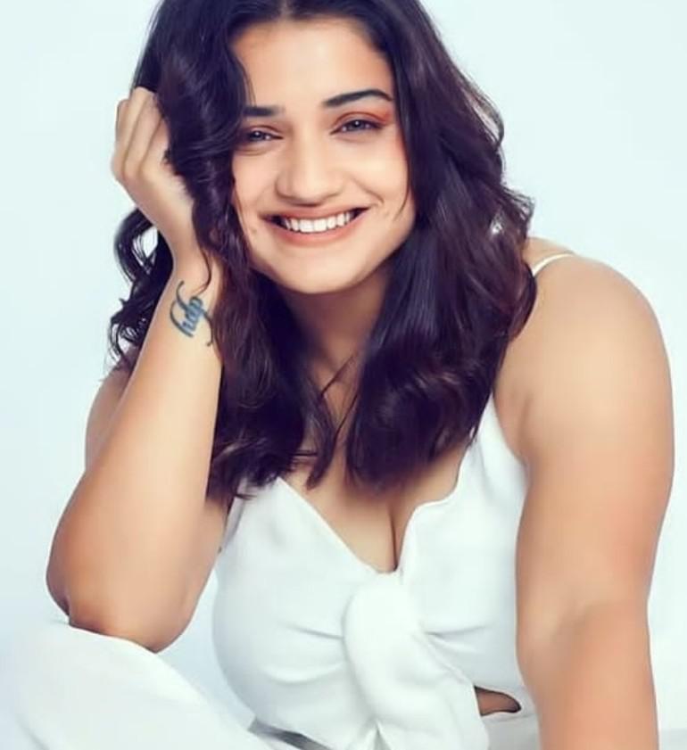 Finally ... cleavage | Scrolller