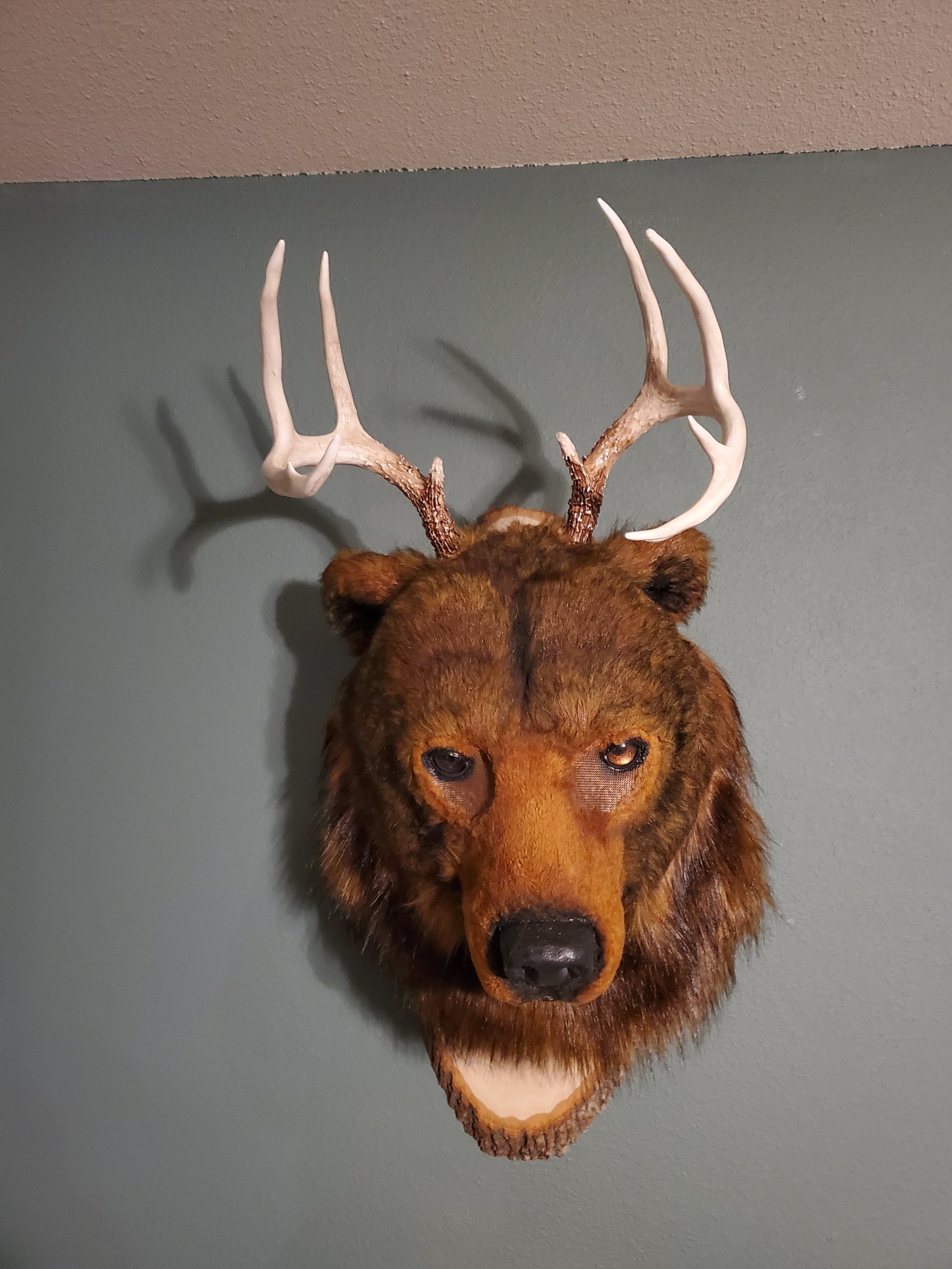 Finally made a nice wall mount for the suit head, much better than the stuffy pelican case ...