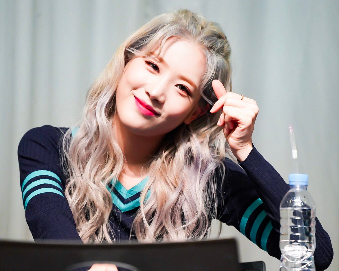 Finger Heart | Scrolller