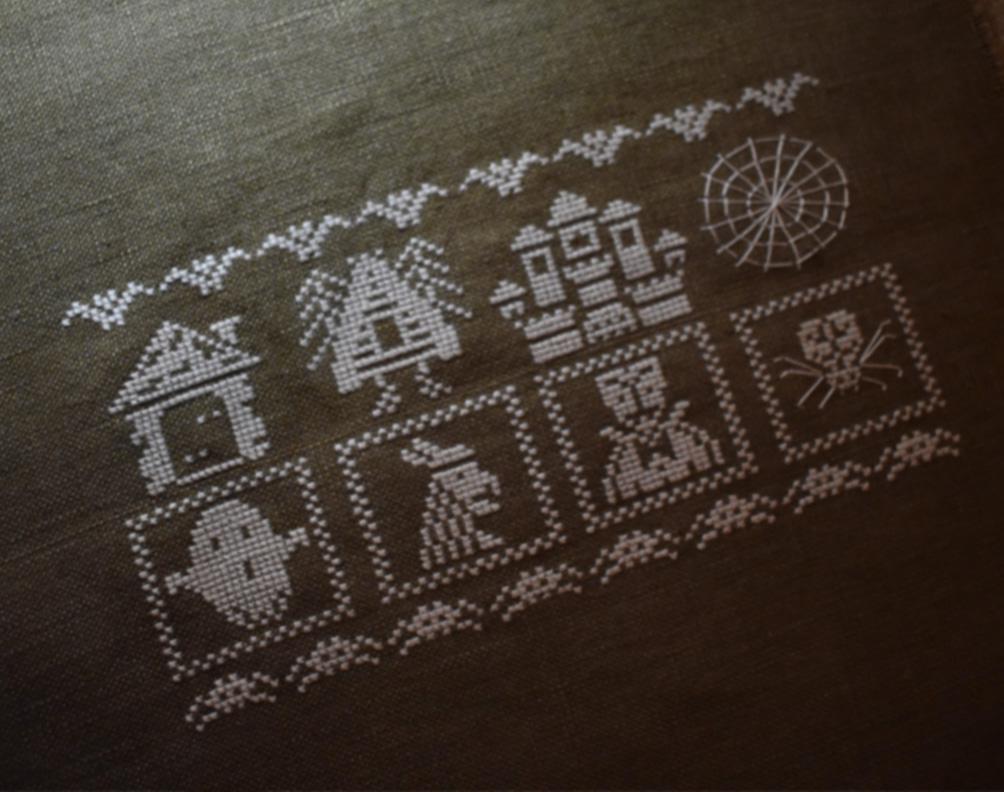 Finished Spooky houses on vintage linen (Baba Yaga, Mr.Ghost, Mr.Spider, Dracula.). Love result ...