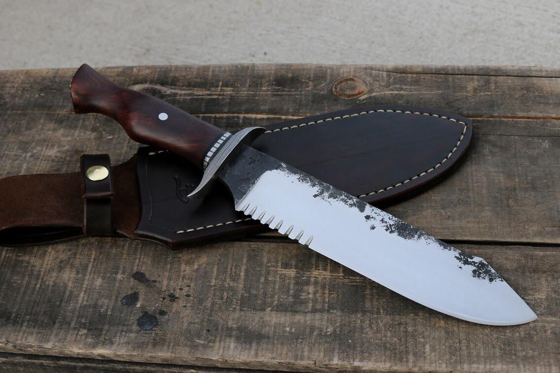 First serrated edge! First damascus guard! First sculpted handle! This was a nice challenge ...