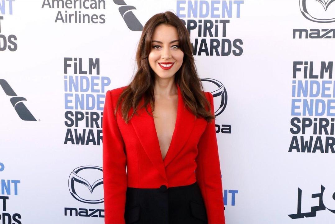 First time for Aubrey Plaze. Help wanted | Scrolller