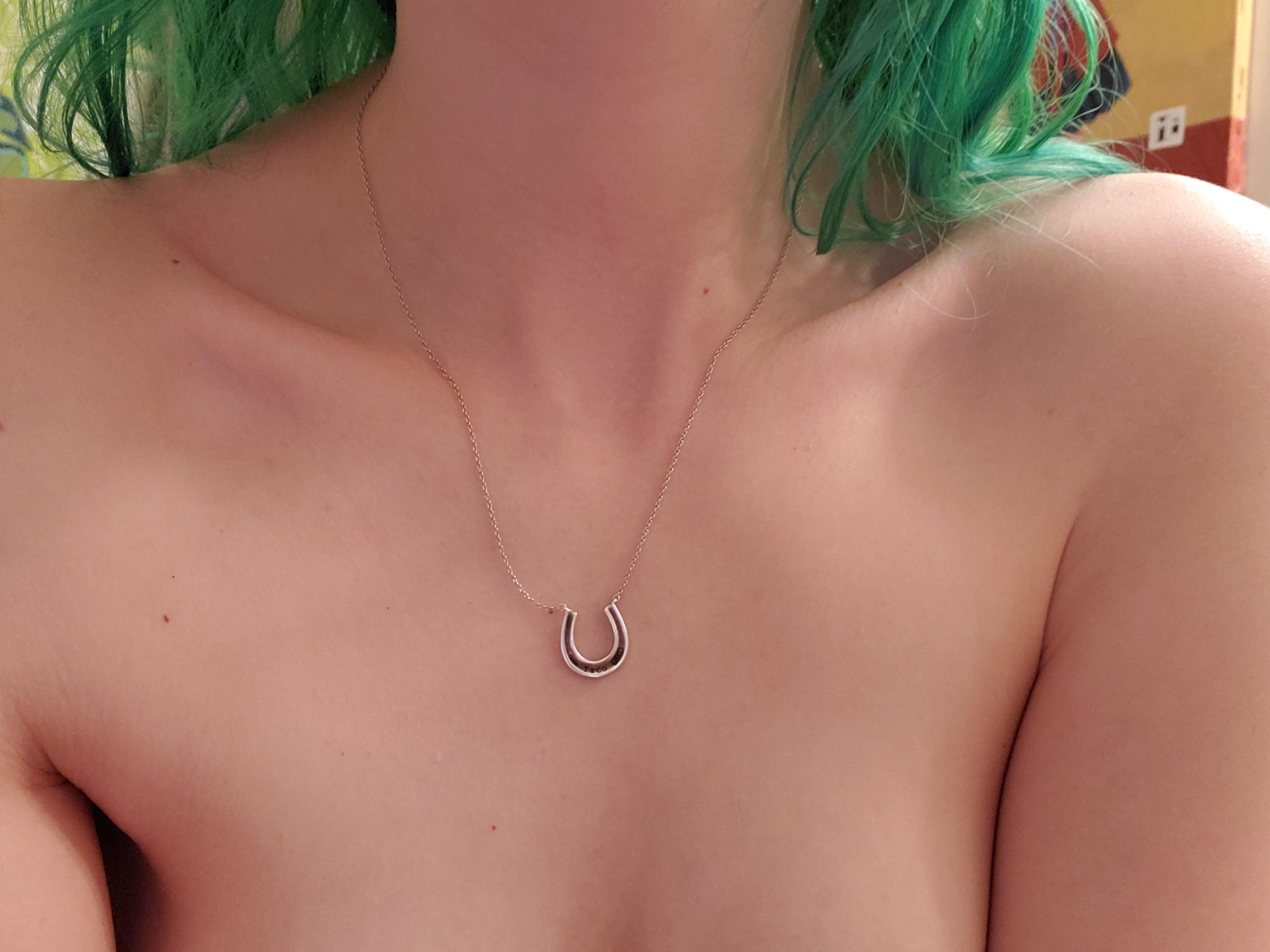 First time post here 😚 are my collarbones cute? | Scrolller