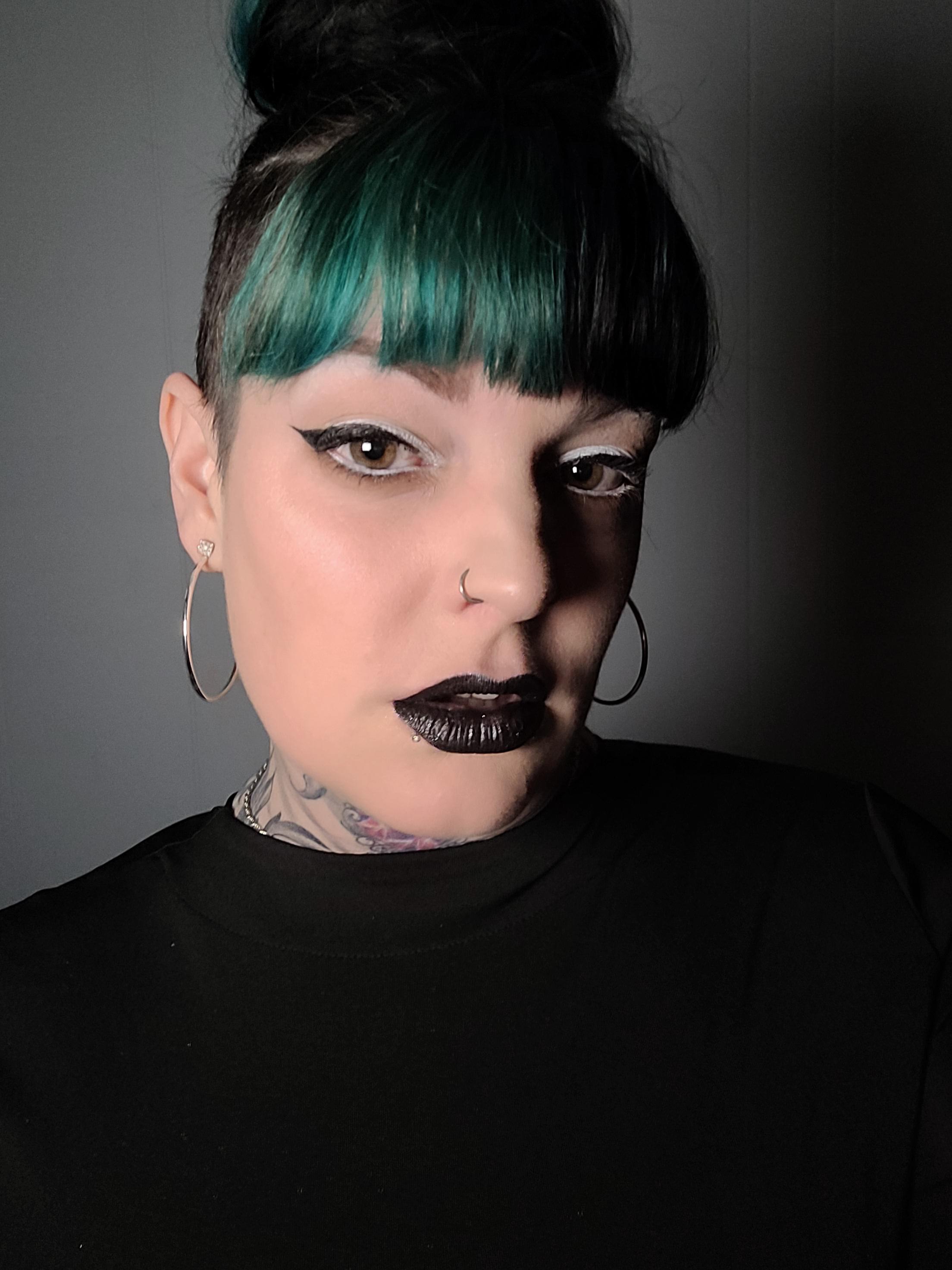 First time trying white liner! 💋🖤🔪 | Scrolller