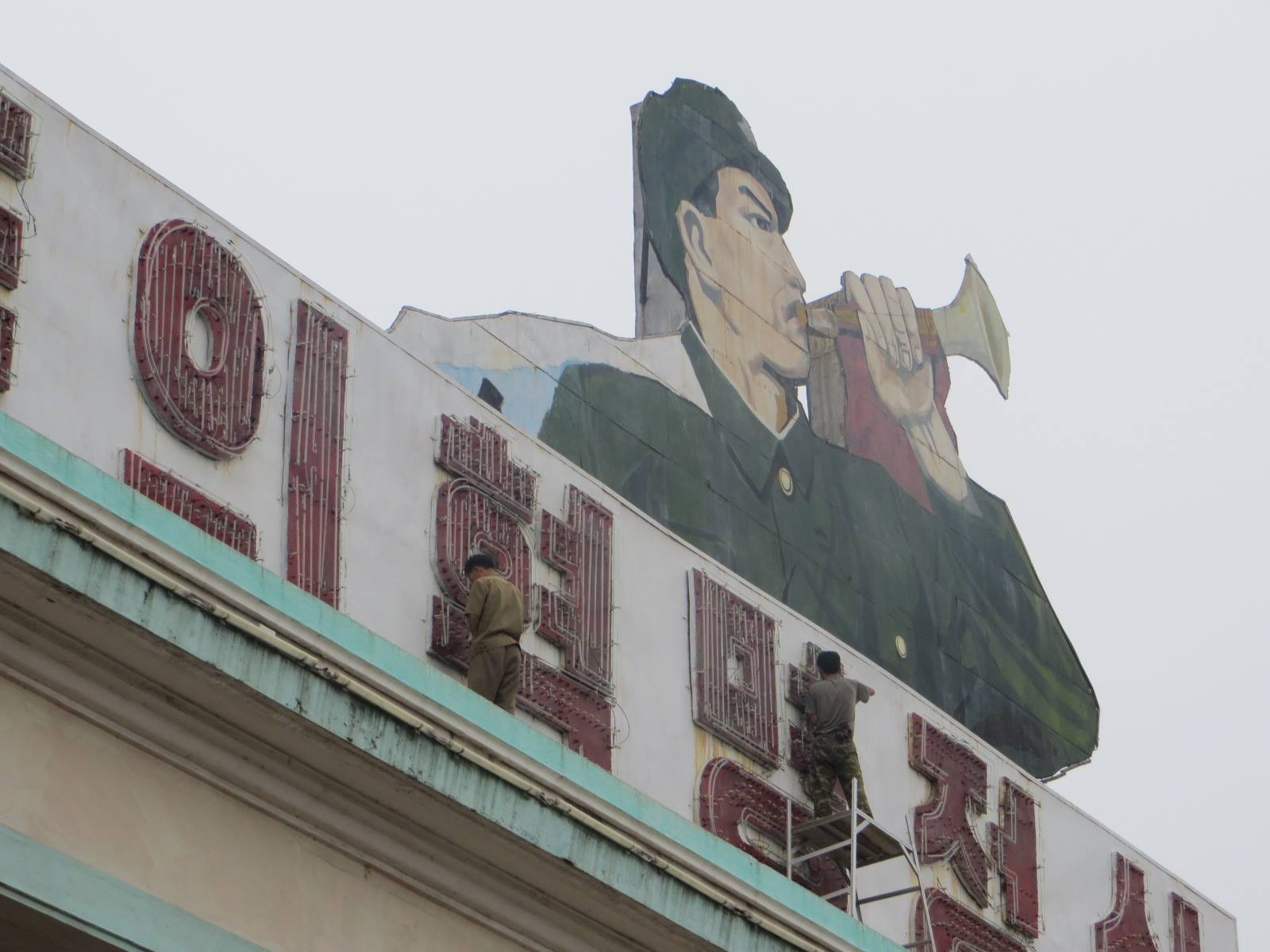 Fixing a sign off Kim Il-Sung Square, Pyongyang [OC][1600x1200] | Scrolller