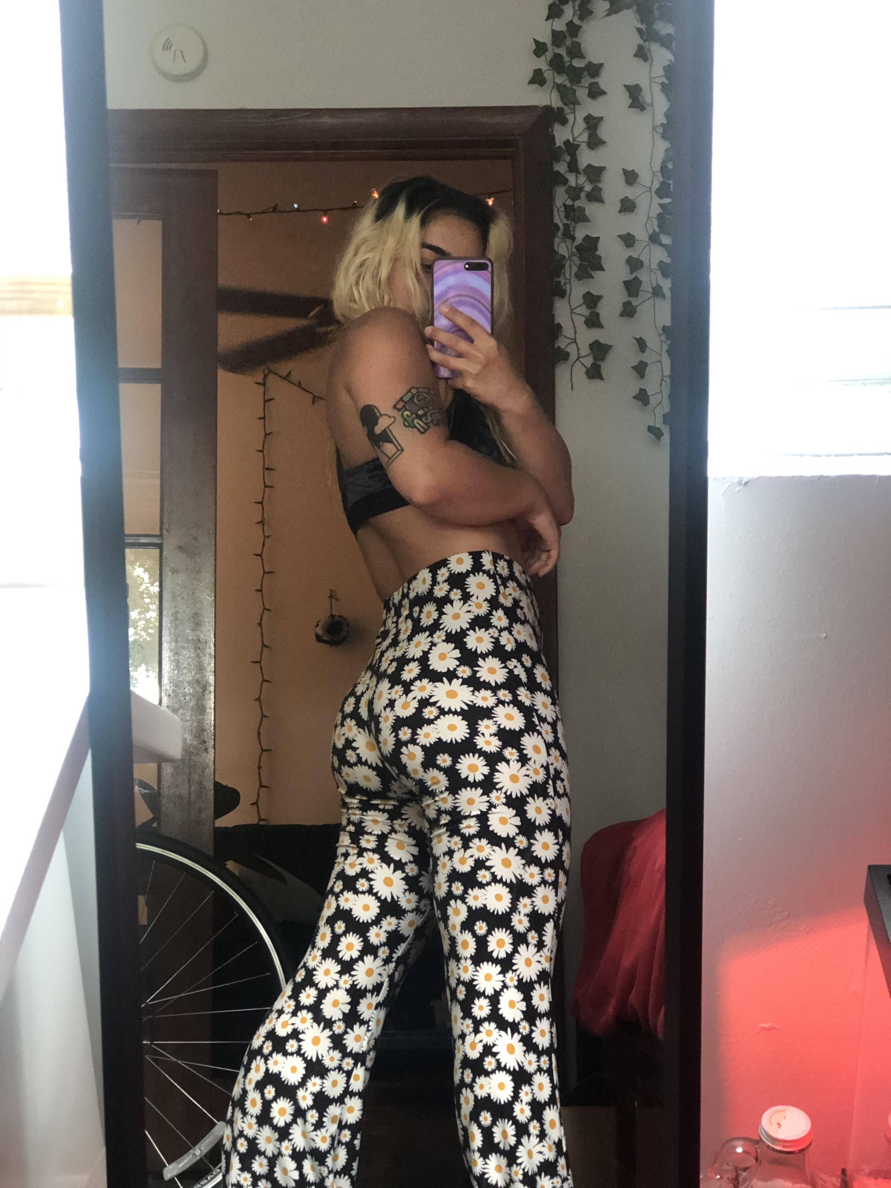 Flare pants hit different 🖤 | Scrolller