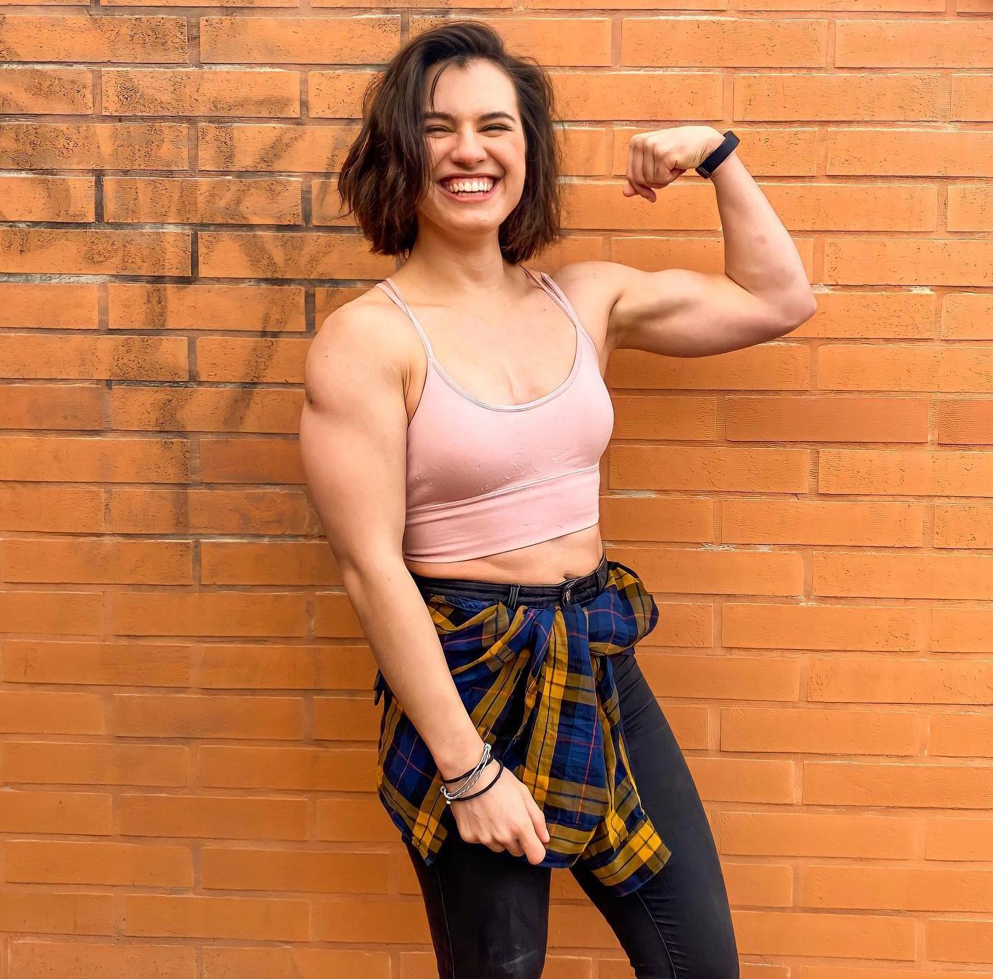 Flexible Her Guns With A Smile | Scrolller